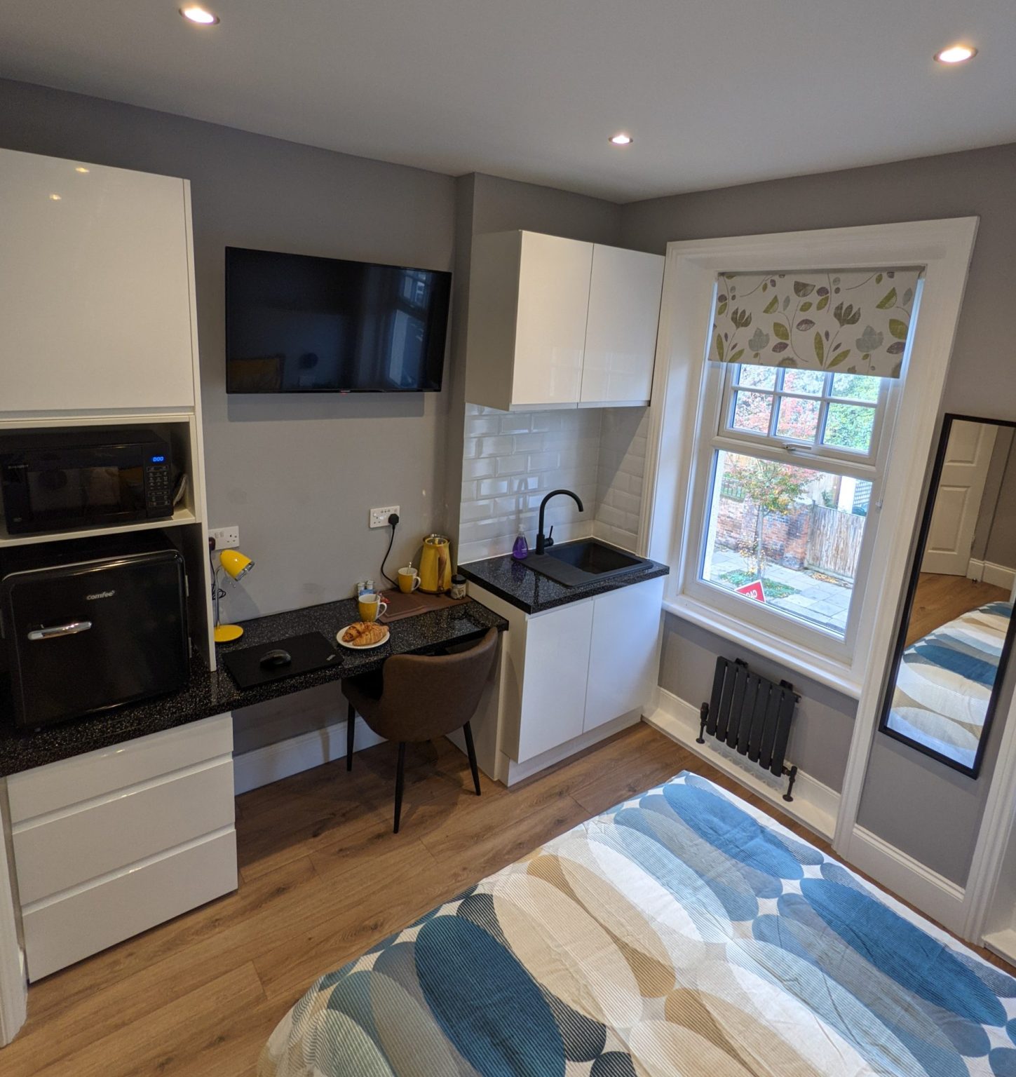 Charlotte Guest House family rooms business rooms studios to let